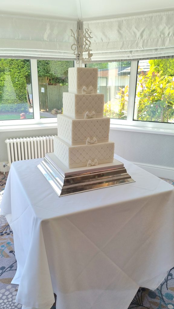 Square White wedding Cake - Mel's Amazing Cakes